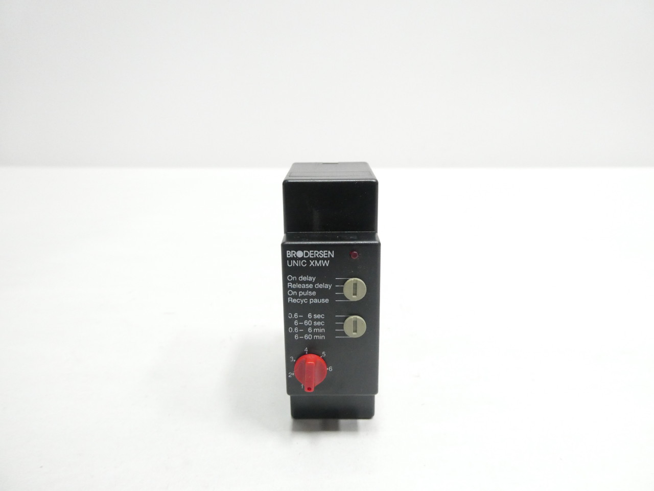 BRODERSEN UNIC XMW 240V-AC TIME DELAY RELAY - MRO INDUSTRIAL
