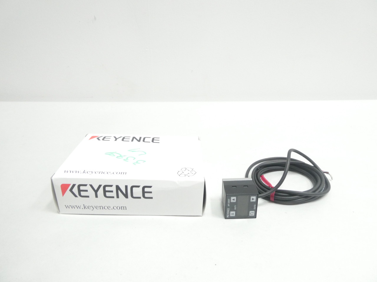 KEYENCE AP-33KP 12-24V-DC PRESSURE SENSOR - MRO INDUSTRIAL