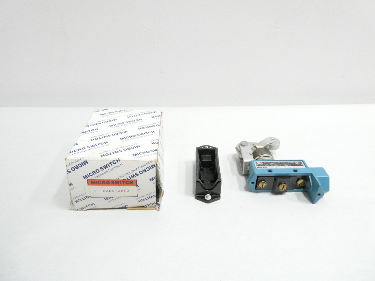HONEYWELL BZE6-2RN2 MICRO SWITCH ROLLER LEVER 250V-AC LIMIT SWITCH - MRO INDUSTRIAL