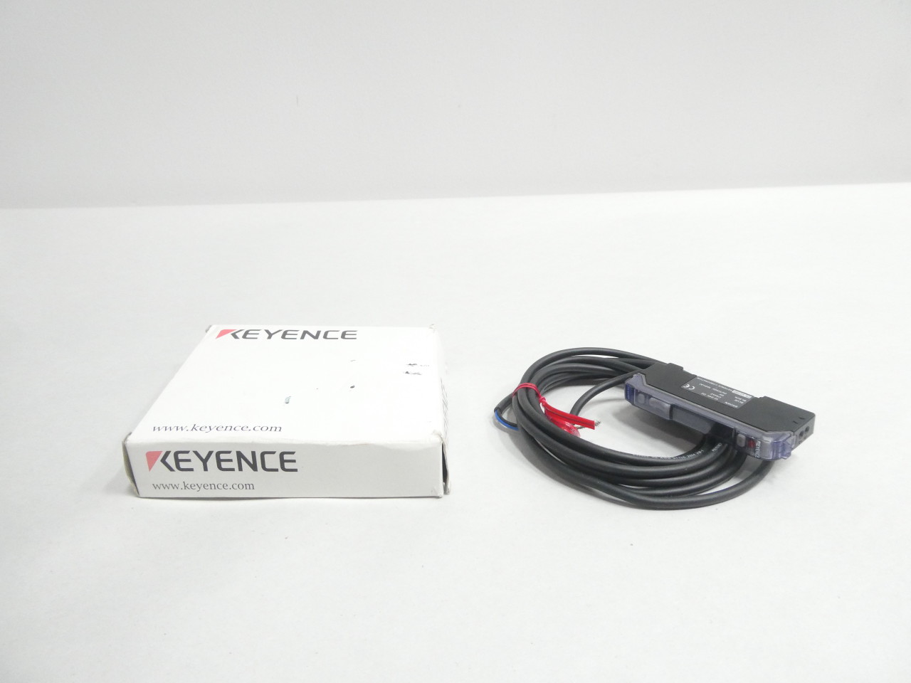 KEYENCE FS-V31P 12-24V-DC PHOTOELECTRIC SENSOR - MRO INDUSTRIAL