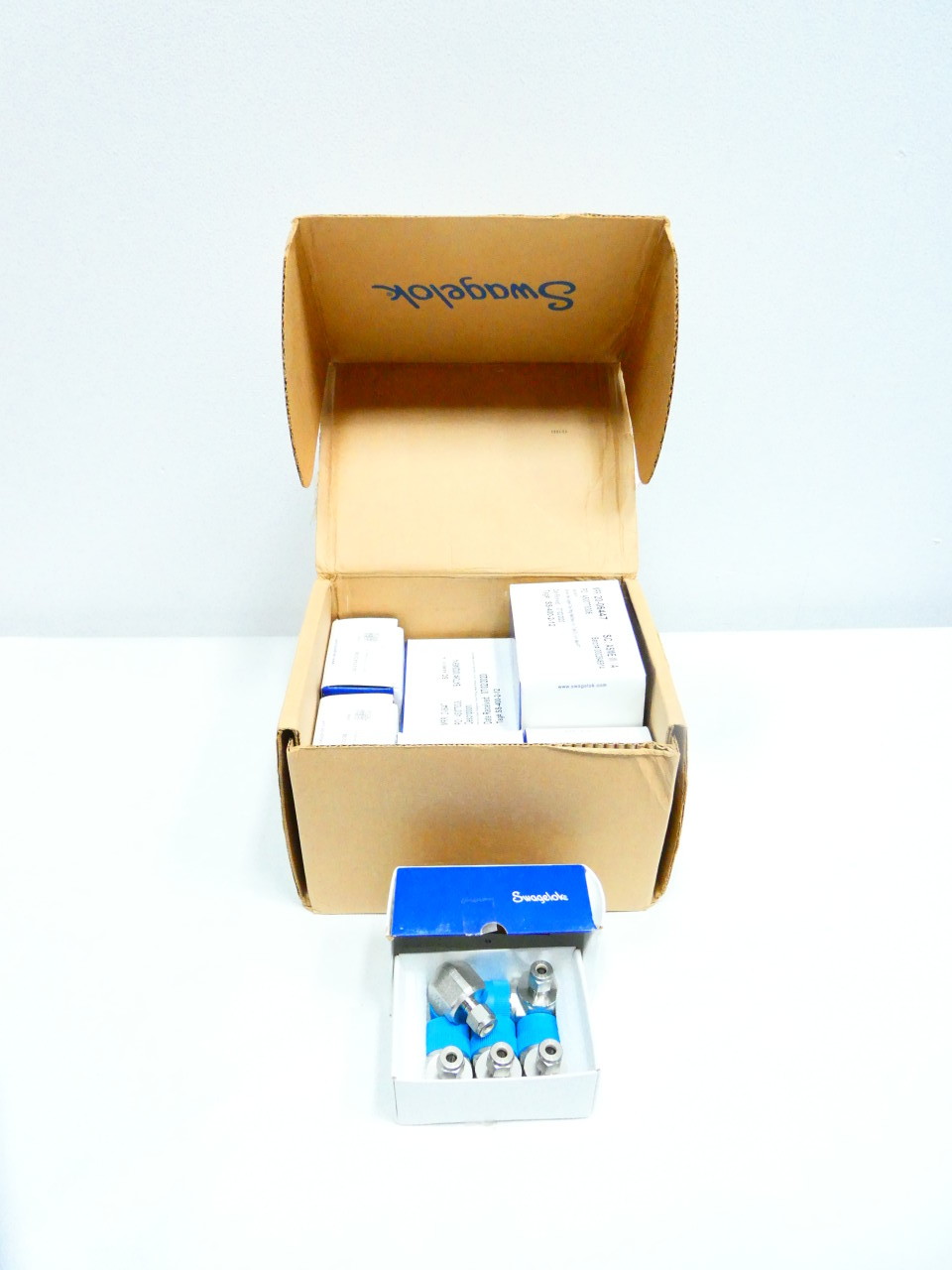 SWAGELOK SS-400-2-12 BOX OF 50 MALE 1/4IN 3/4IN STAINLESS TUBE NPT PIPE ...