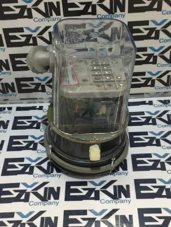Dwyer Photohelic Pressure Gauge 3003 - MRO INDUSTRIAL
